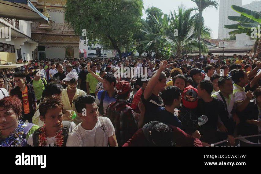 Thousand Burmese peopel splash water and dancing celebrate water ...