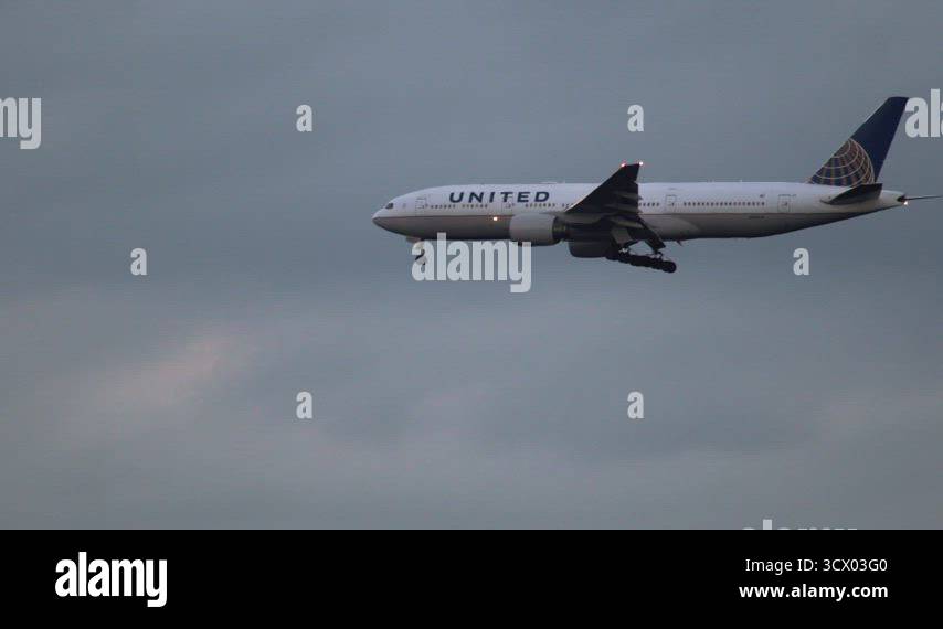 United airlines landing in sunset Stock Videos & Footage - HD and 4K ...
