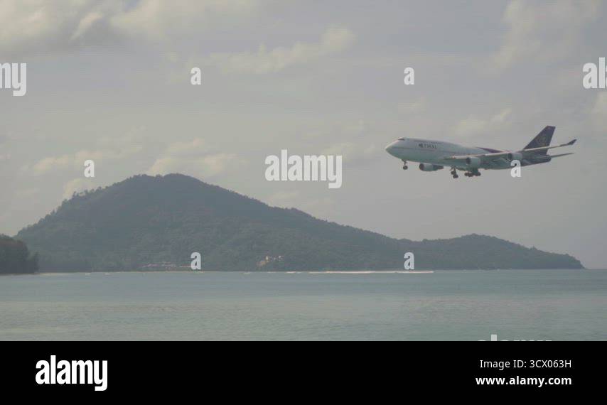 Thai Airways Boeing 747 approaching over ocean Stock Video Footage - Alamy