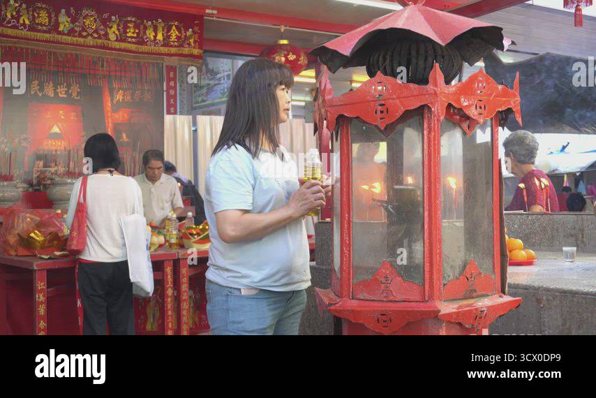 People pray at Pek Gong Cheng temple Stock Video Footage - Alamy