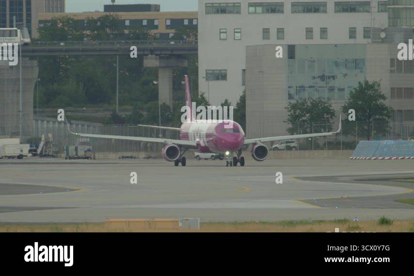 Airbus 321 WOW Air taxiing Stock Video Footage - Alamy