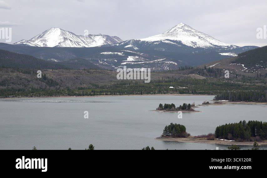Snow-capped mountains in the background of a mountain lake in Utah ...
