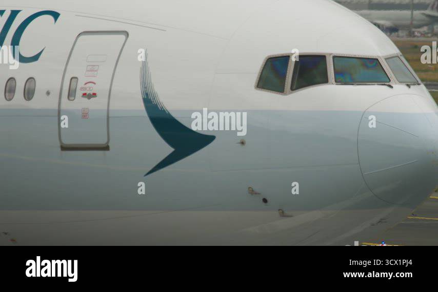 Boeing 777 towing from service Stock Video Footage - Alamy
