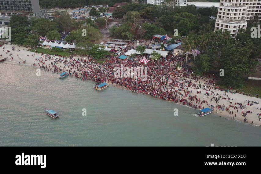 Thousand of devotees attend Indian religious event floating chariot ...