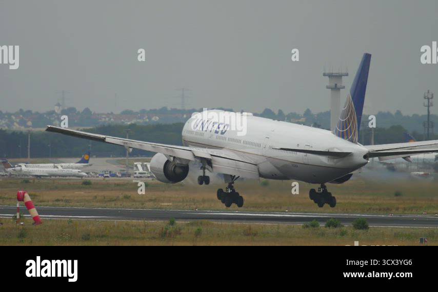 Boeing 777 united airlines landing Stock Videos & Footage - HD and 4K ...