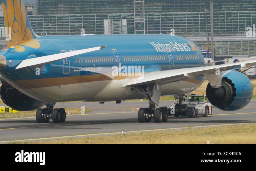 Boeing 787 towing from service Stock Video Footage - Alamy