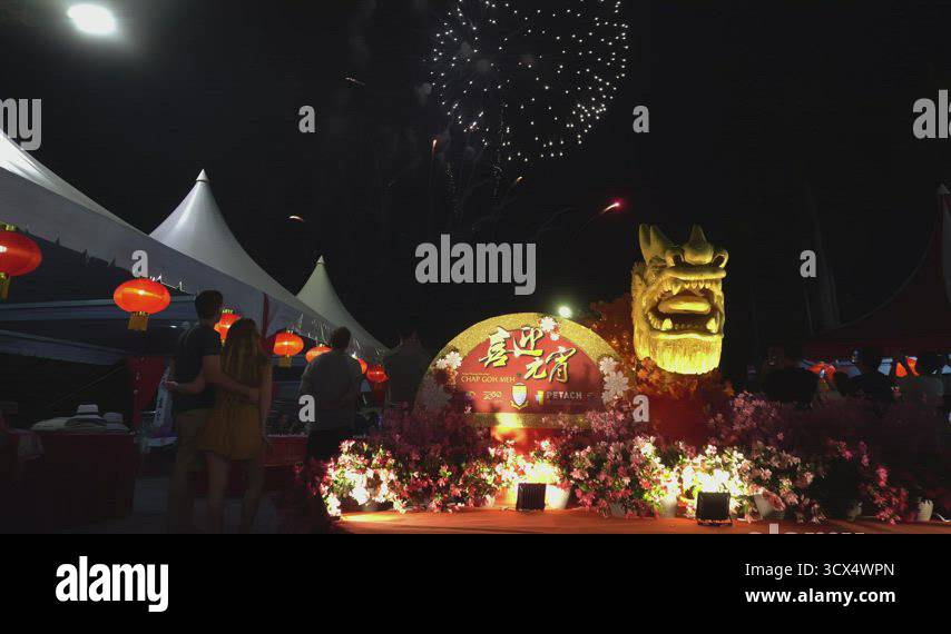 Chap Goh Meh firework display at Esplanade Stock Video Footage - Alamy