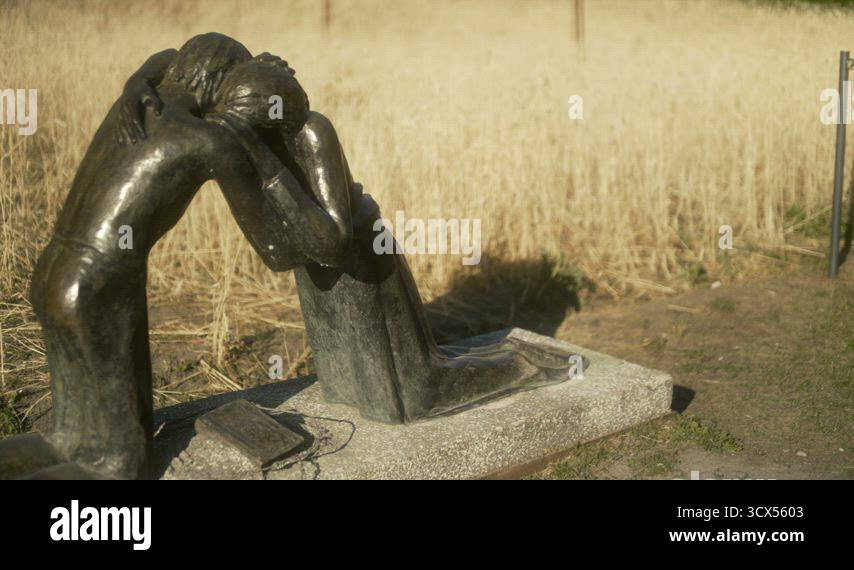 Reconciliation Statue at the Berlin Wall Stock Video Footage - Alamy