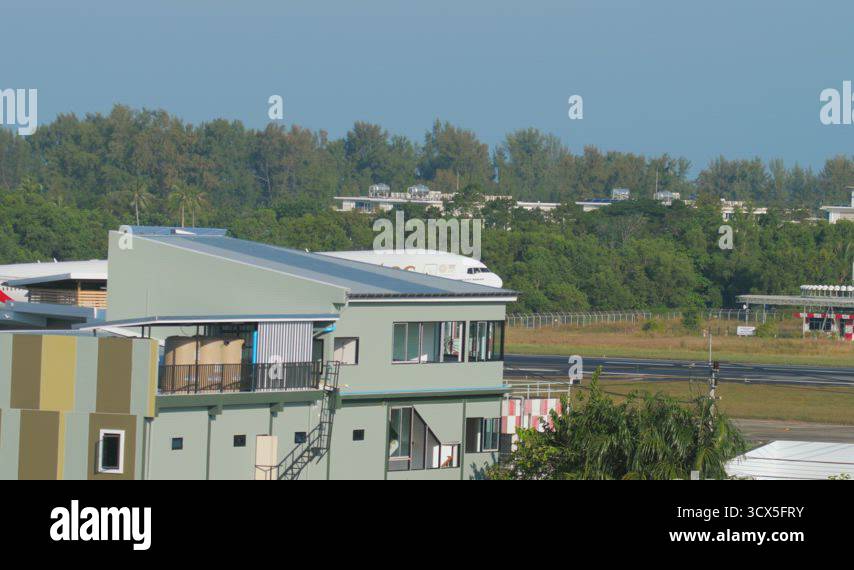 Emirates Boeing 777 landing Stock Video Footage - Alamy