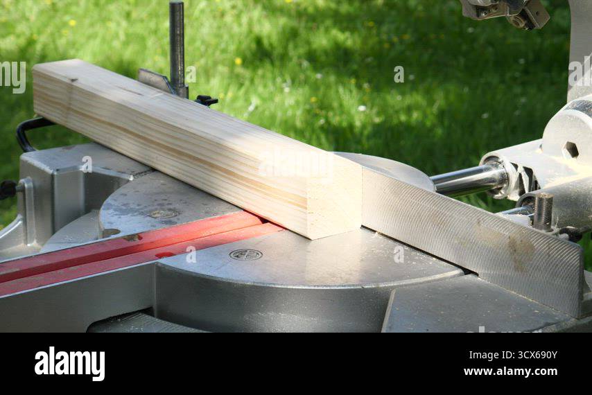 Footage of a circular saw that sawing through a piece of wood Stock ...