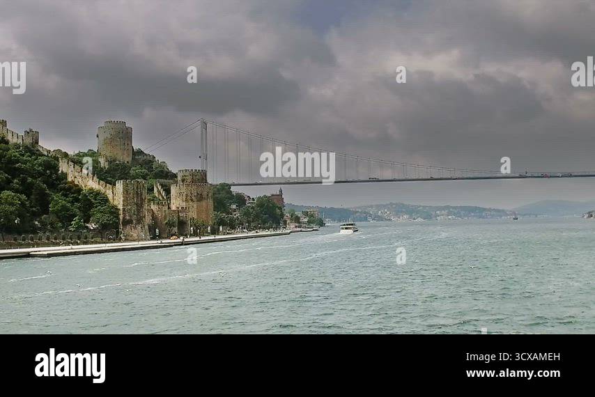 Rumelian castle on the Bosphorus. Rumelihirari Rumelian castle on the ...
