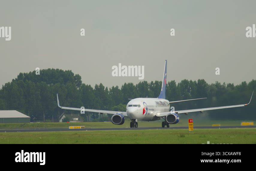 Boeing 737 picks up speed and takes off Stock Video Footage - Alamy