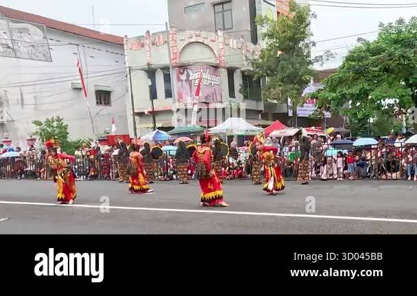 Nyi mas gamparan dance from Banten at BEN Carnival. This dance depicts ...