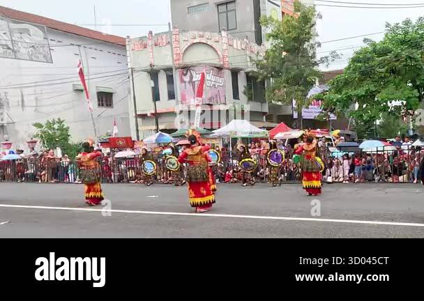 Nyi mas gamparan dance from Banten at BEN Carnival. This dance depicts ...