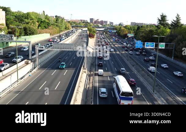 4K horizontal video of heavy traffic on the M30 highway in Madrid ...