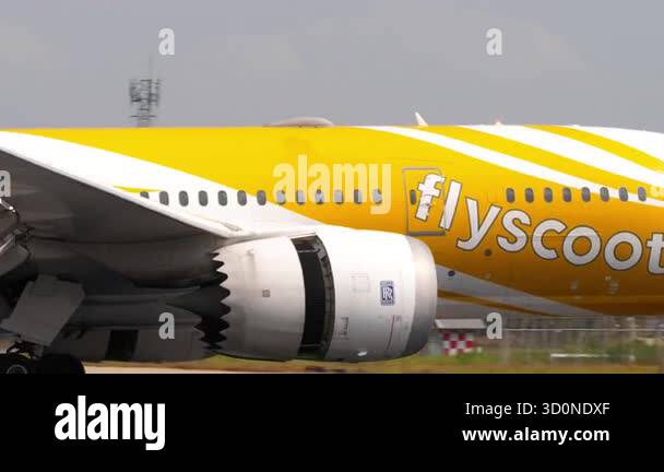 PHUKET, THAILAND - FEBRUARY 17, 2025: Cinematic shot, Scoot Boeing 787 ...
