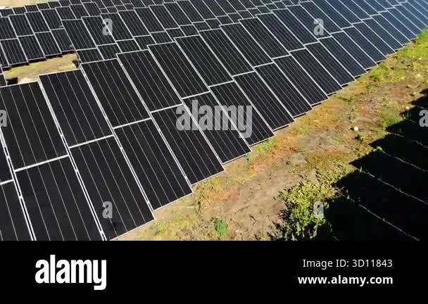 Aerial perspective of solar panel array in photovoltaic park ...