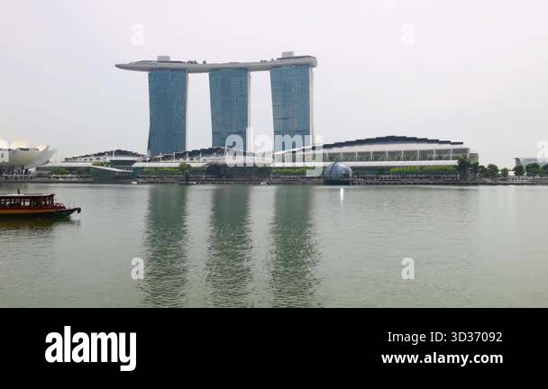 Time-lapse of a boat crossing Marina Bay Stock Video Footage - Alamy