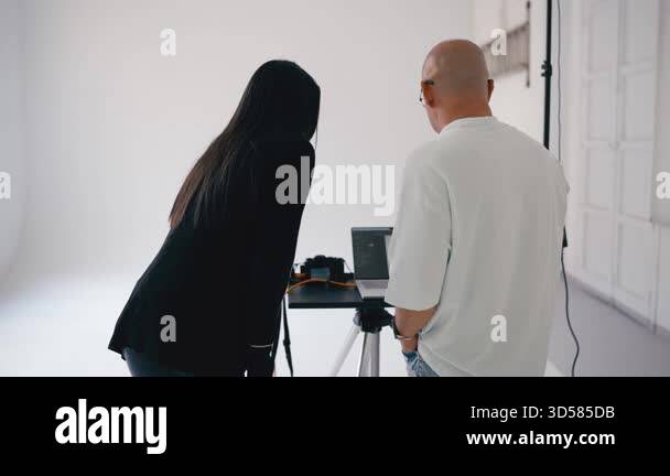 Photography critique Stock Videos & Footage - HD and 4K Video Clips - Alamy