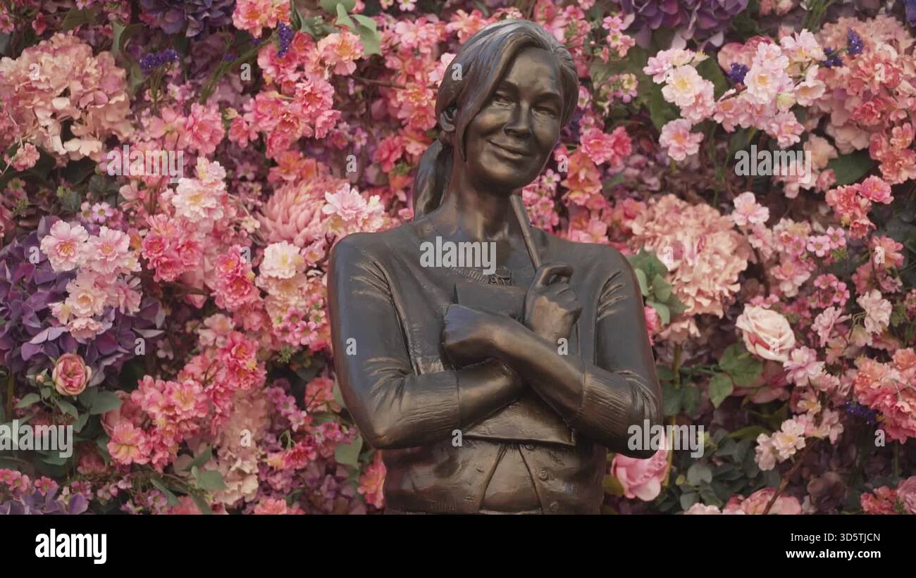 Bridget Jones statue unveiled in Leicester Square - Renee Zellweger ...