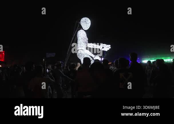 Giant dancing puppet Stock Videos & Footage - HD and 4K Video Clips - Alamy