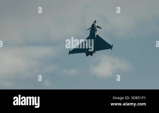 Jet aircraft performing vertical climb Stock Videos & Footage - HD and ...