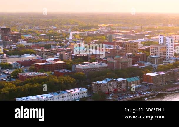 Famous River Street in historical Savannah, Georgia. Urban landscape of ...