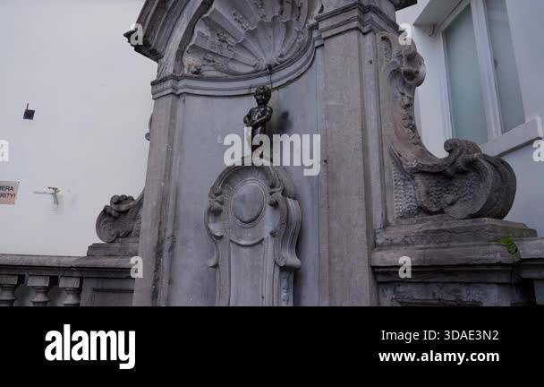 BRUSSELS, BELGIUM - NOVEMBER 26, 2025 - Iconic bronze statue of peeing ...
