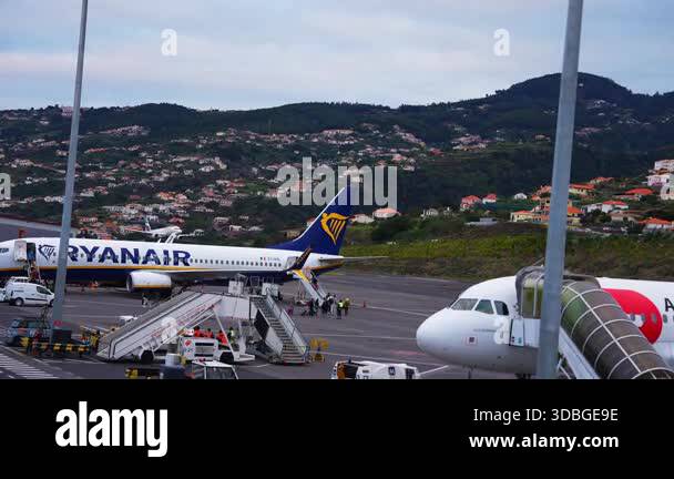 Jet bridge ryanair Stock Videos & Footage - HD and 4K Video Clips - Alamy