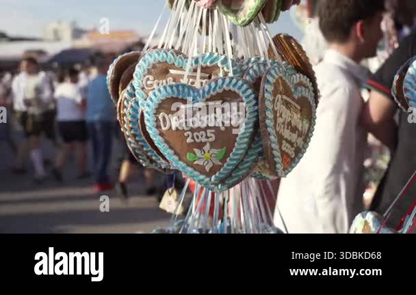 Bunte Lebkuchenherzen mit Zuckerguss auf dem Oktoberfest 2025 in ...