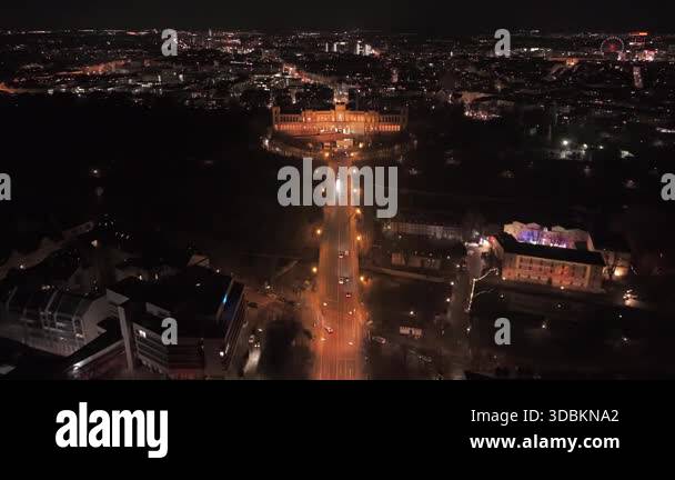 Drohnenperspektive bei Nacht ueber Maximilianeum, Sitz Bayerischen ...