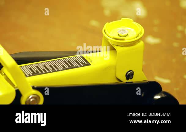 Lifting hydraulic jack using handle. Raising jack mechanism using ...