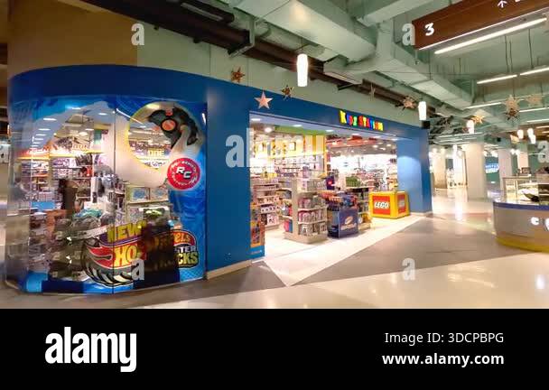 The Toys Kingdom store is deserted by customers due to high prices ...