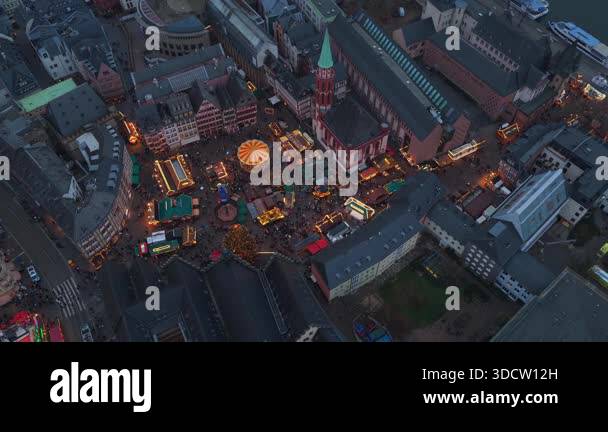 High angle top down view of traditional Christmas market in Romerberg ...