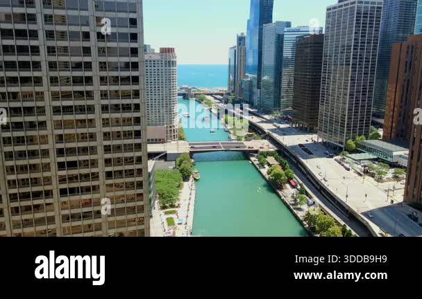 Chicago river in the downtown, with bridges and high raised buildings ...