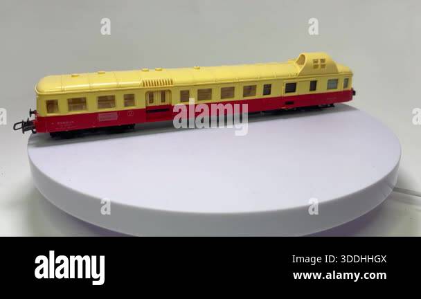 Jouef HO scale SNCF Autorail Unifi 300cv Picasso train pack for model ...