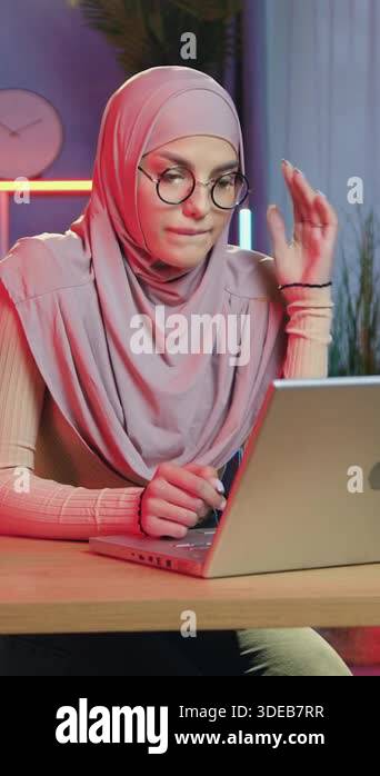 Lovely in good mood experienced 30-aged arabic girl in light-violet ...