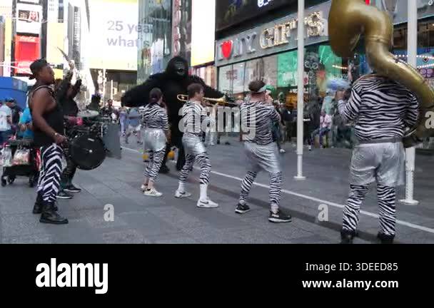 New York City, United States - 10 Sept 2024: Street performers ...