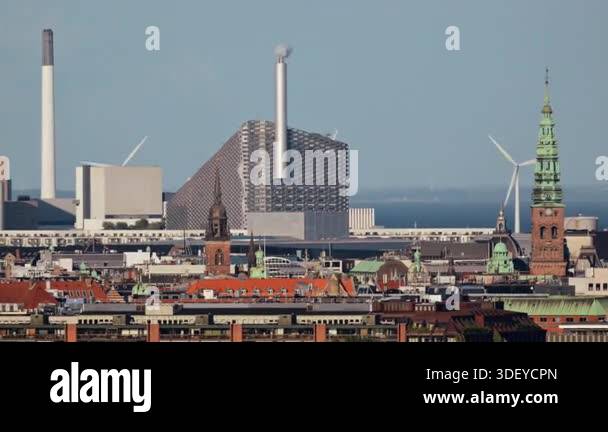 Iconic Copenhill waste to energy plant dominating the Copenhagen ...