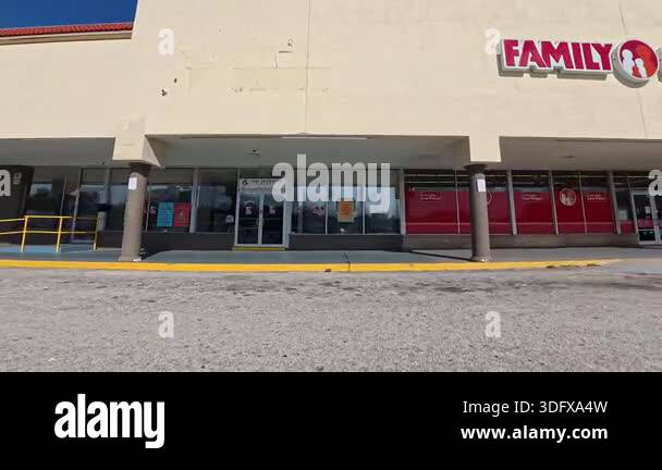 Lakeland, Fla USA - 01 06 26: Lakeland Florida Family Dollar retail ...