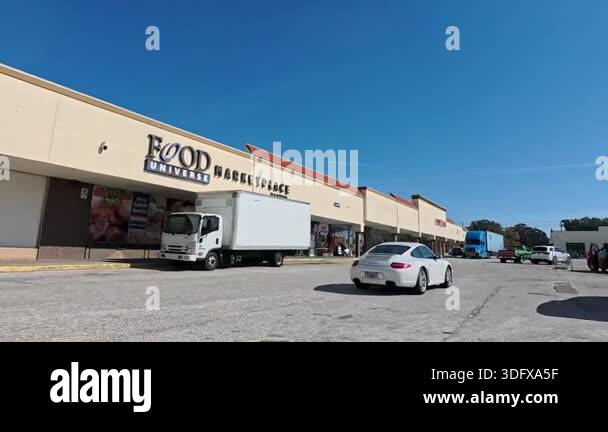 Lakeland, Florida USA - 01 05 26: Pan retail strip mall Family Dollar ...