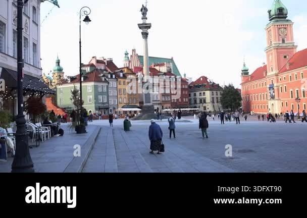 Castle Square in Warsaw at daytime in autumn panoramic view. Sigismund ...