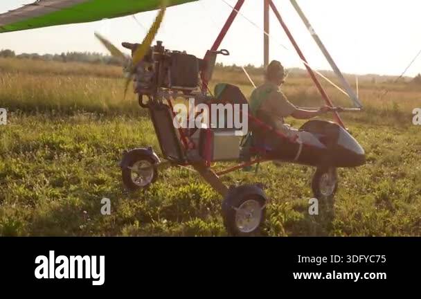Man riding an ultralight trike, airplane Stock Video Footage - Alamy