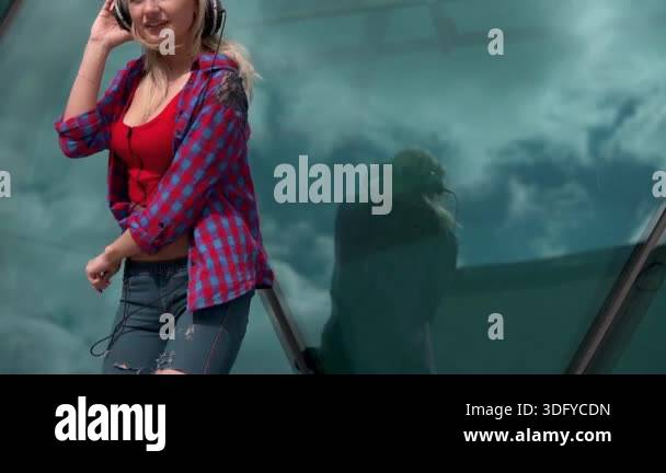 hot skater outdoor dancing to the music Stock Video Footage - Alamy