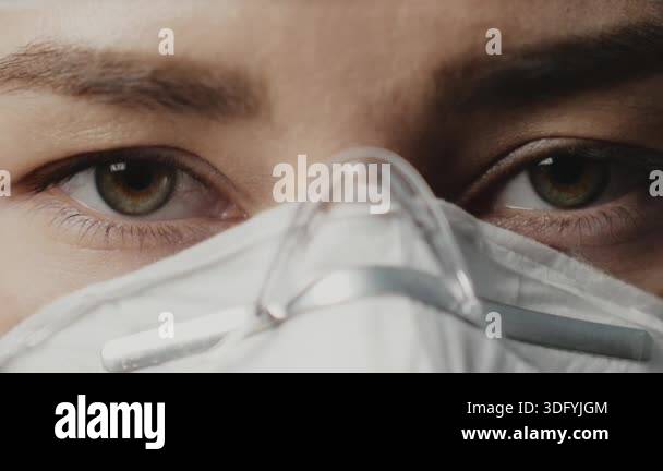 Zoom portrait of experienced female surgeon, doctor with mask ready to ...