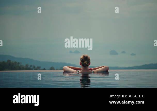 Young woman relaxing in infinity pool on Koh Samui island, Thailand ...