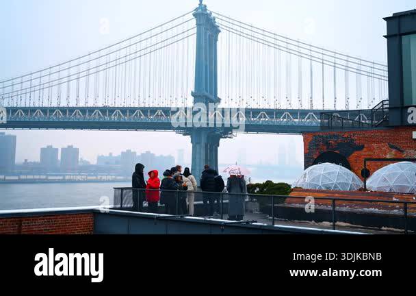 New York, USA, 24 December 2025: Manhattan Bridge and Brooklyn winter ...