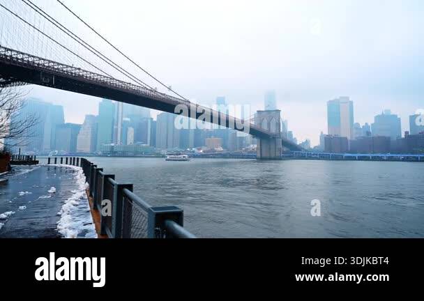New York, USA, 24 December 2025: Brooklyn Bridge waterfront winter view ...