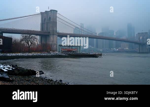New York, USA, 24 December 2025: Brooklyn Bridge and Manhattan skyline ...
