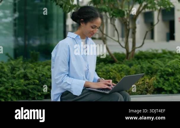 Happy African American business woman working outdoors in office city ...